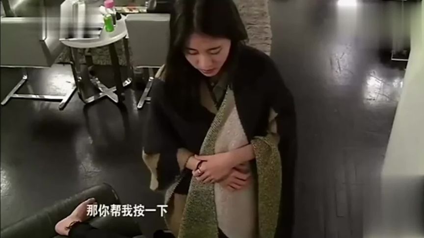 华晨宇生病不舒服粘着张碧晨,动作真是亲密,张碧晨一脸宠溺!