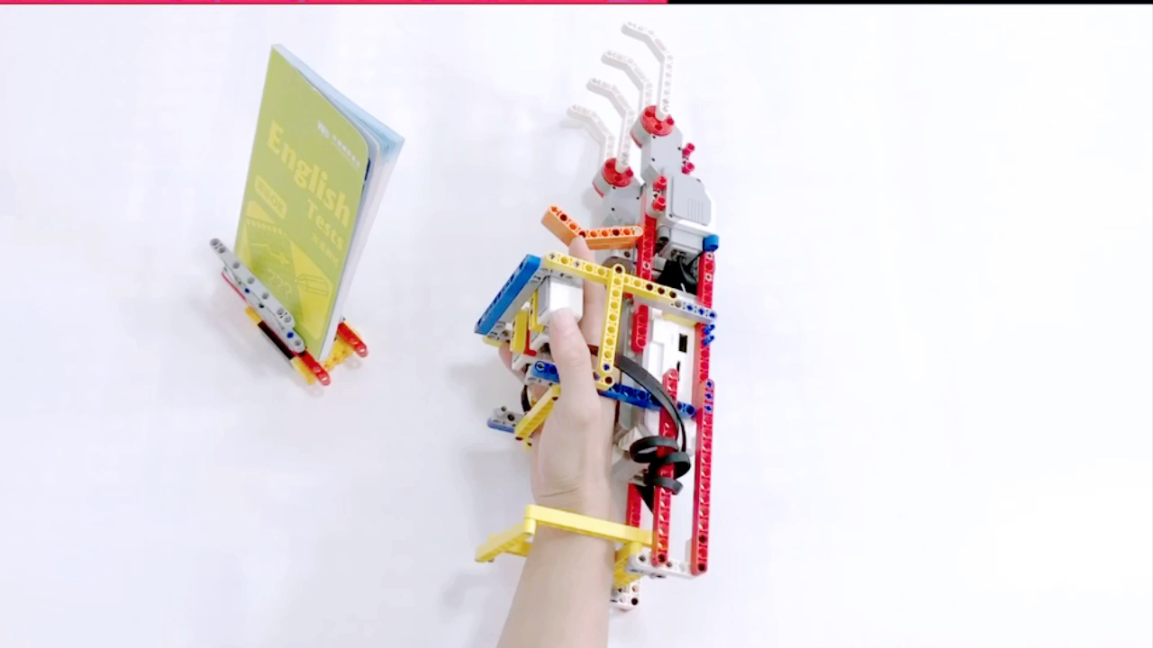 ...使用触动传感器和颜色传感器配合,采用数据运算编程,可以控制手指的...