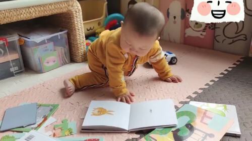 10个月萌娃能看懂绘本么?能懂而且还会模仿讲绘本,模样太可爱了