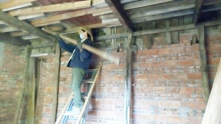 农村自建房,拆楼板模板过程记录,木子发愁拆下的木料没处放