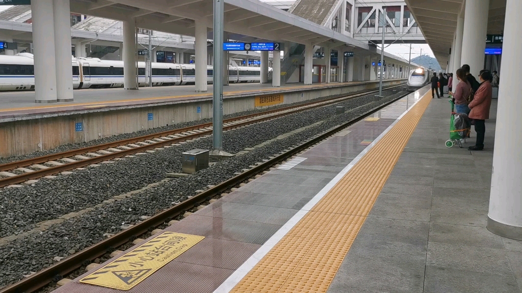 D8564次(贵阳北站-广元站)本务成都动车段CRH2A2042停靠遵义站