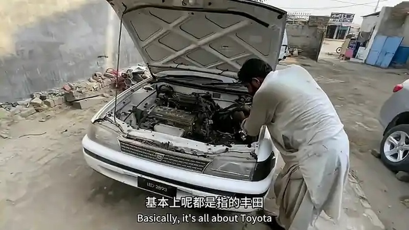 超老款丰田卡罗拉大修发动机,巴基斯坦的修理厂还是很厉害的!
