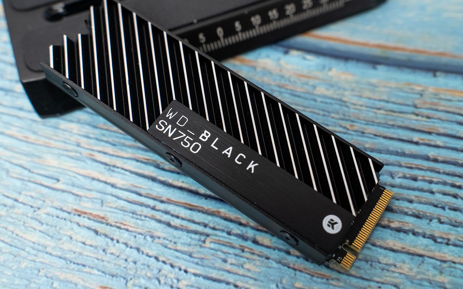 「喜欢就玩」 有 EKWB 散热片的 SSD 是最冷静的游戏盘吗? WD_...