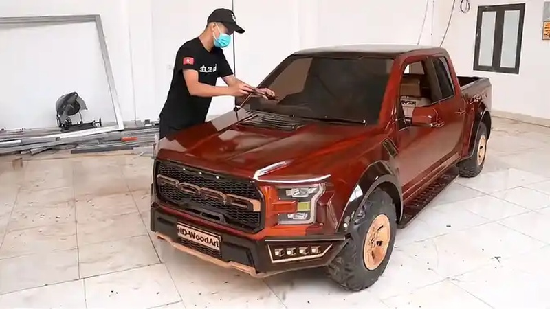 儿子用木板为乡下的老父亲纯手工制作出一款实用的皮卡车