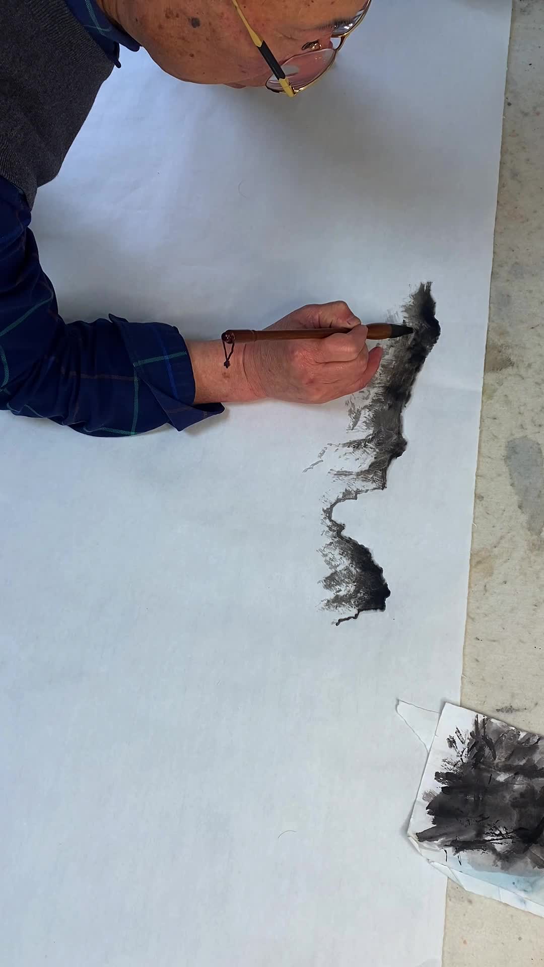 原创写意彩墨山水国画,装饰环境,提升品味。 在用笔上,中锋侧锋并用,...