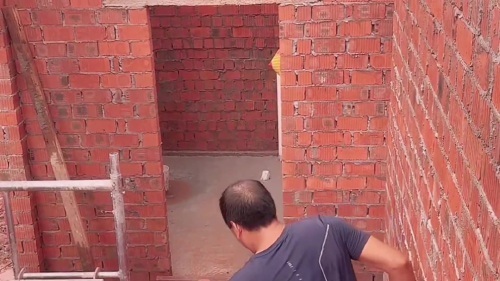 三哥在七舅的指点下,正在制作楼梯模板