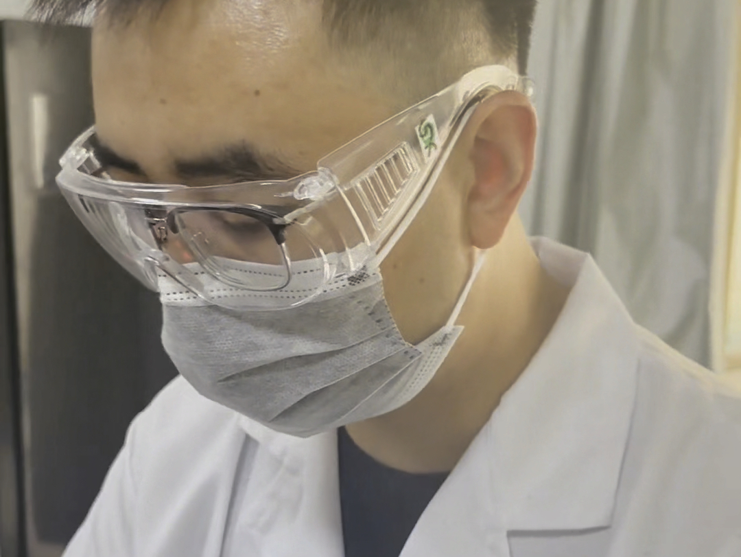高老师说在化学实验室个人防护要做好!