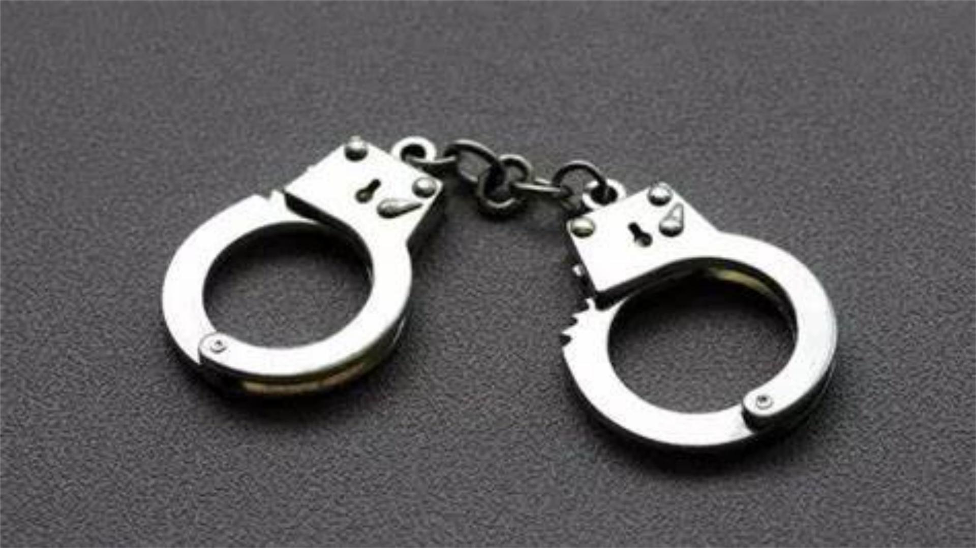 凉山警方公开缉捕30名在逃人员,其中一名00后女子涉拐卖儿童案