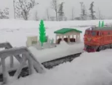 大雪飞舞火车货运不停歇,实景实拍雪地轨道模拟运行