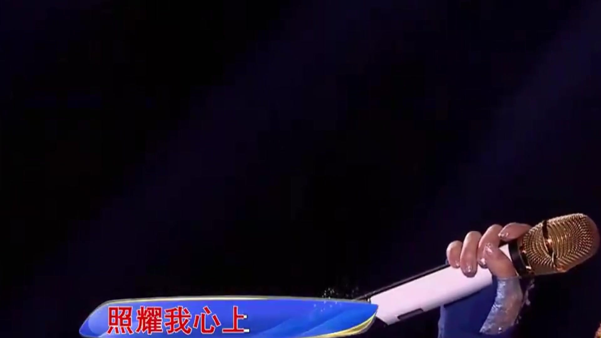 凤凰传奇传唱《自由飞翔》,嗓音嘹亮回荡,十分好听!