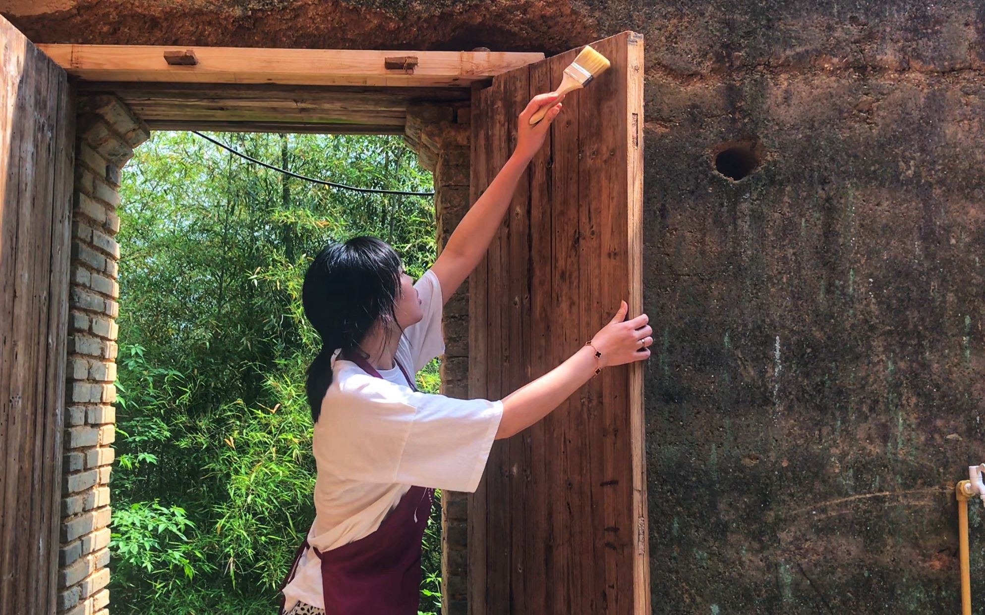 50元一扇买来的旧木门,用来改造乡村小院大门,修旧如旧