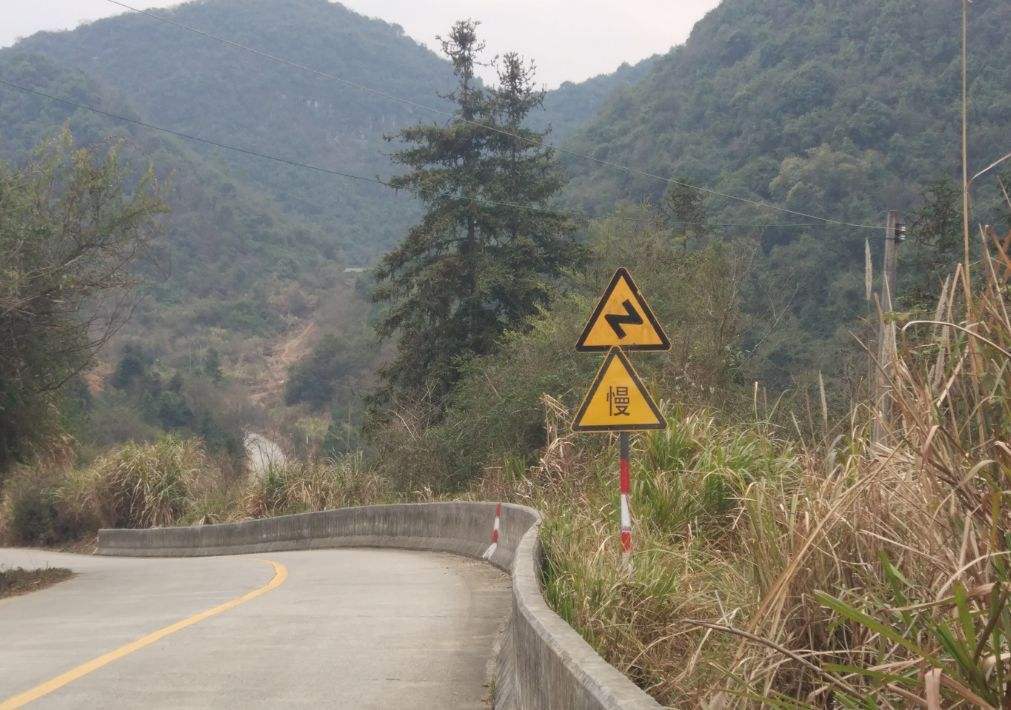 手动挡汽车上坡陡上,挂一档也上不去怎么办?