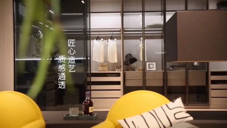 匠心造艺 通透梦幻这款铝框玻璃门步入式衣帽间