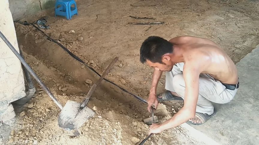 广州茶友帮农村小伙设计排水沟,并且自己挖沟,看他挖成啥样了