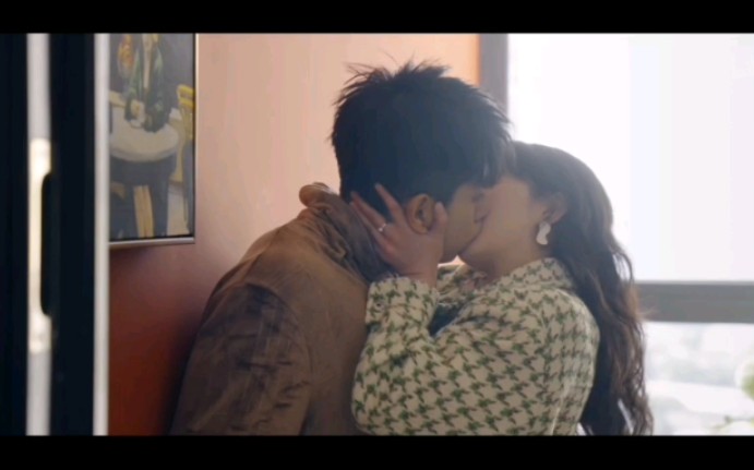 【突如其来的假期】【吻戏】哇哦“我是你的安抚奶嘴吗?”“你欠我...