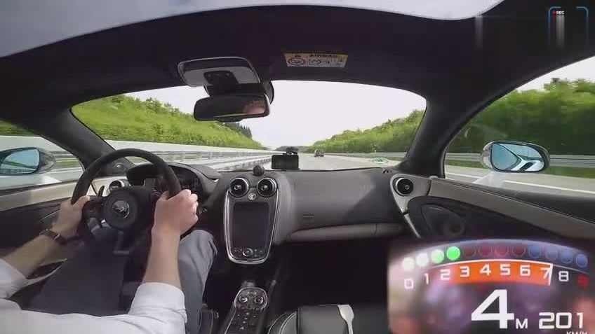 价值400万一辆迈凯伦开上高速,你就知道它的加速多强悍了!