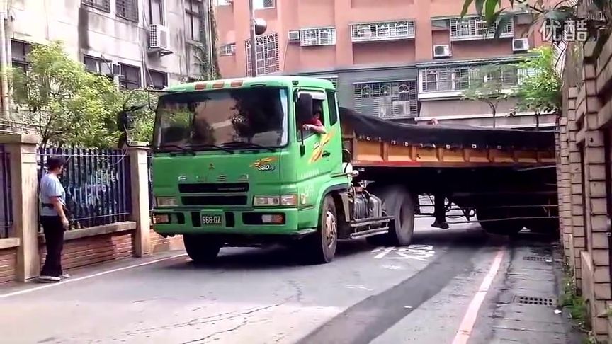 10米半挂车小区窄路倒车,看后视镜已经没用了!