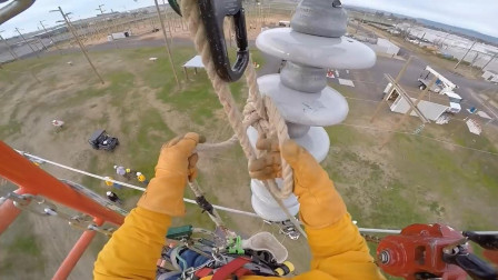 电工是如何更换电线杆上的绝缘子?看过之后,网友:“真是危险”