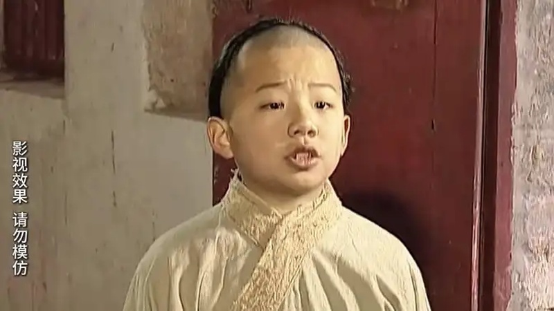 男人上厕所时用镜子反射太阳光,少妇看见立马心领神会