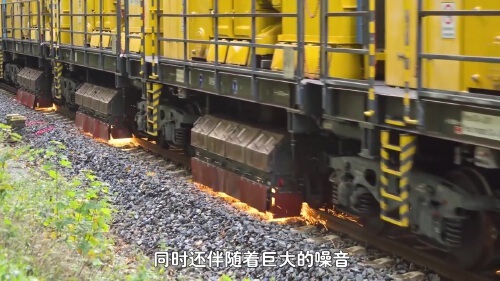 铁轨是怎样修复的,打磨车驶过一路火花四溅,这才是真正的火车