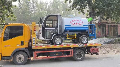电动洒水车整装待发!高效作业神器助力城市建设