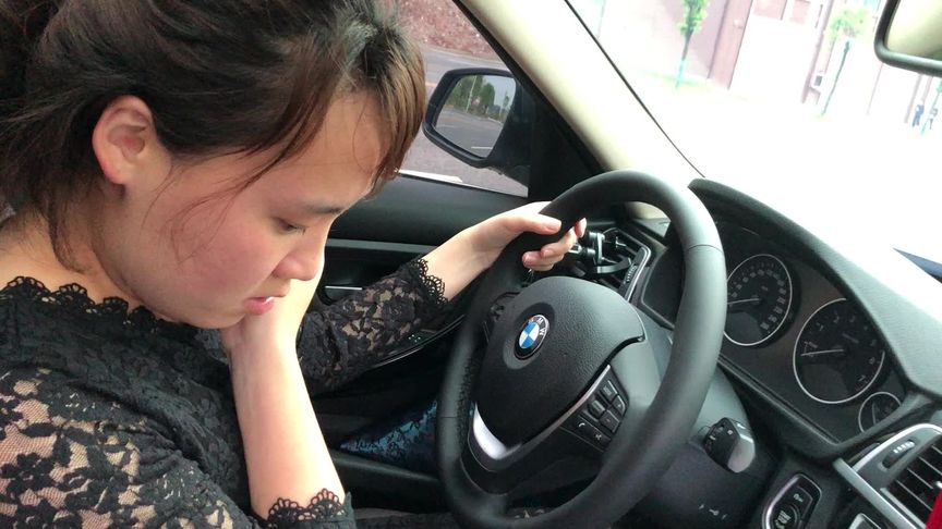 第一次开自动挡车,你这宝马少了一只脚,女司机:我不敢开