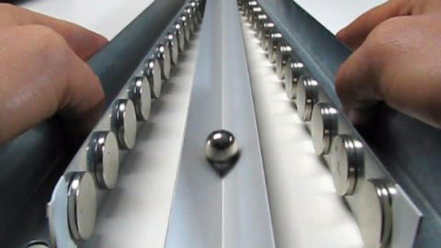 磁悬浮列车为啥速度快?老外用磁铁模拟原理,真是轻松易懂