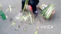 [拍客]街边牛人用棕叶编织出栩栩如生的动物
