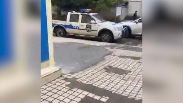 3名城管上班时违停吃早点?曲靖城管:不实,在早点店执法