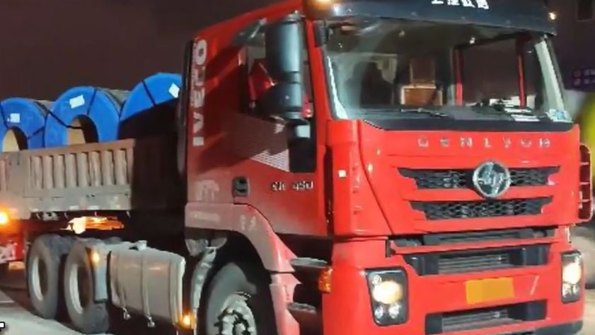 30秒 | 限载49吨实载108吨 磅秤都称不出总重量的超载货车被查处