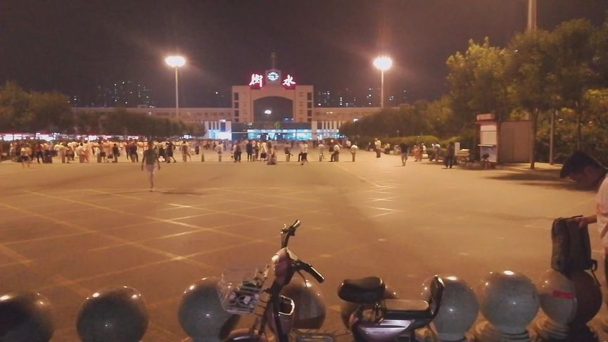 实拍晚上衡水火车站唯一没变的大钟还在那里提醒着时间流逝