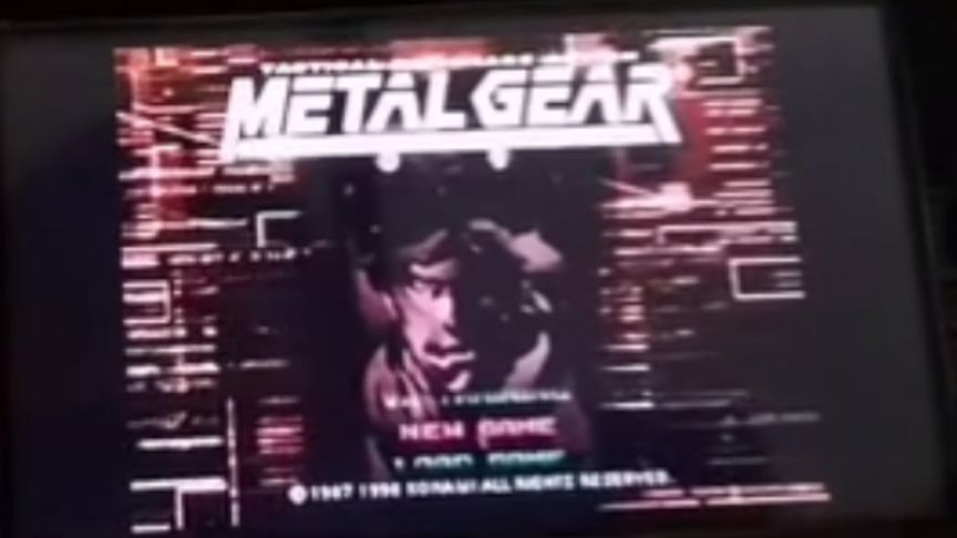 D哥真机演示PSP主机上KONAMI神作《PS合金装备1》