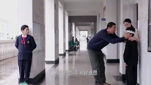 一名儿子的学校打架事件,后妈听完理由竟然赞同,周围人都惊愕不已!