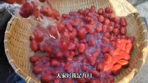 三斤红枣,三蒸三晒,口感似阿姣软糯香甜,好吃不上火。 大枣
