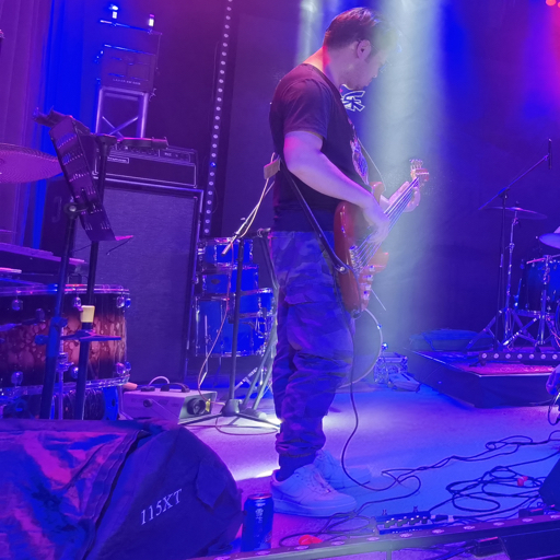 短发啤酒肚的漩涡 