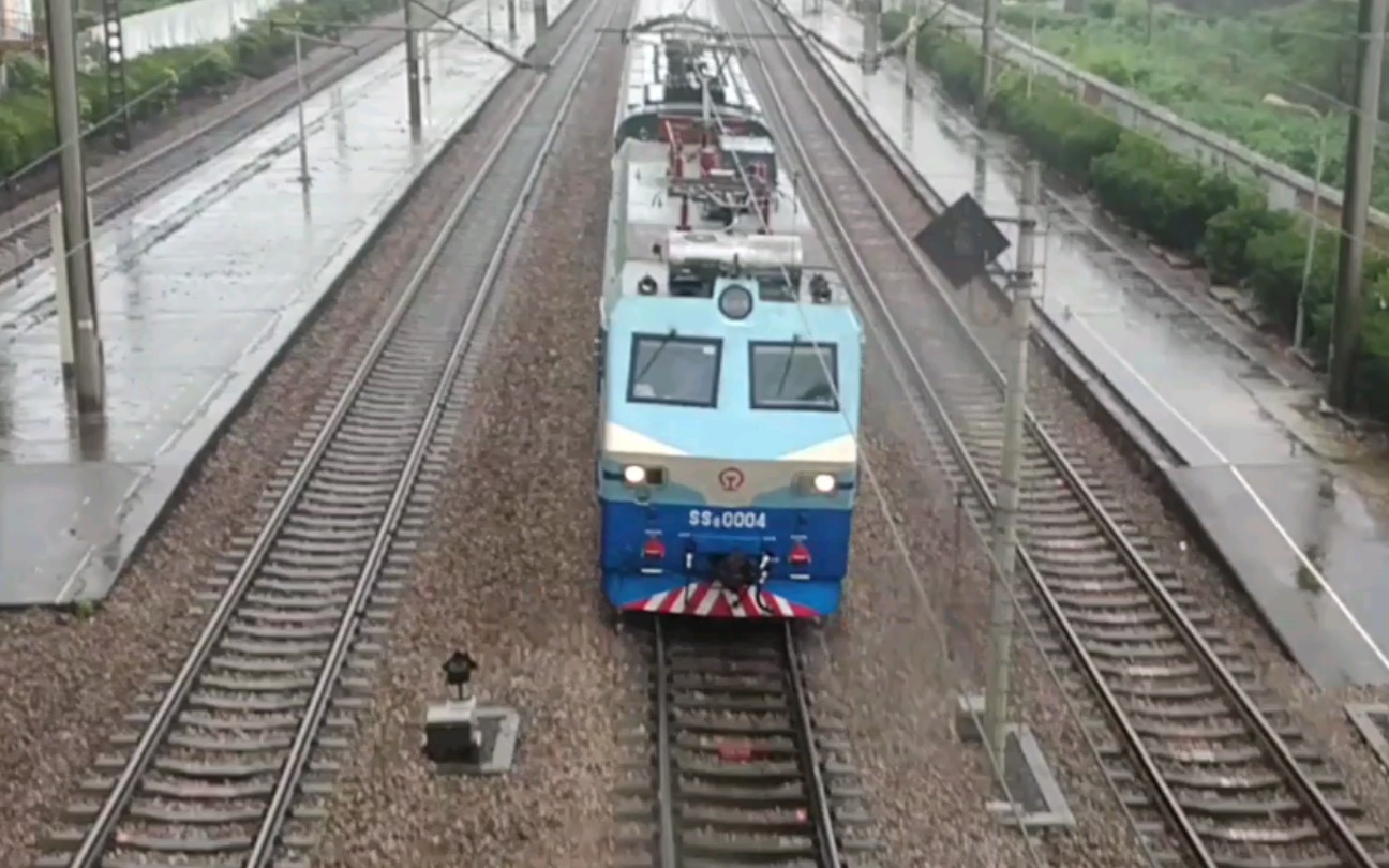 (沪昆线拍车)T82次列车经过莘庄
