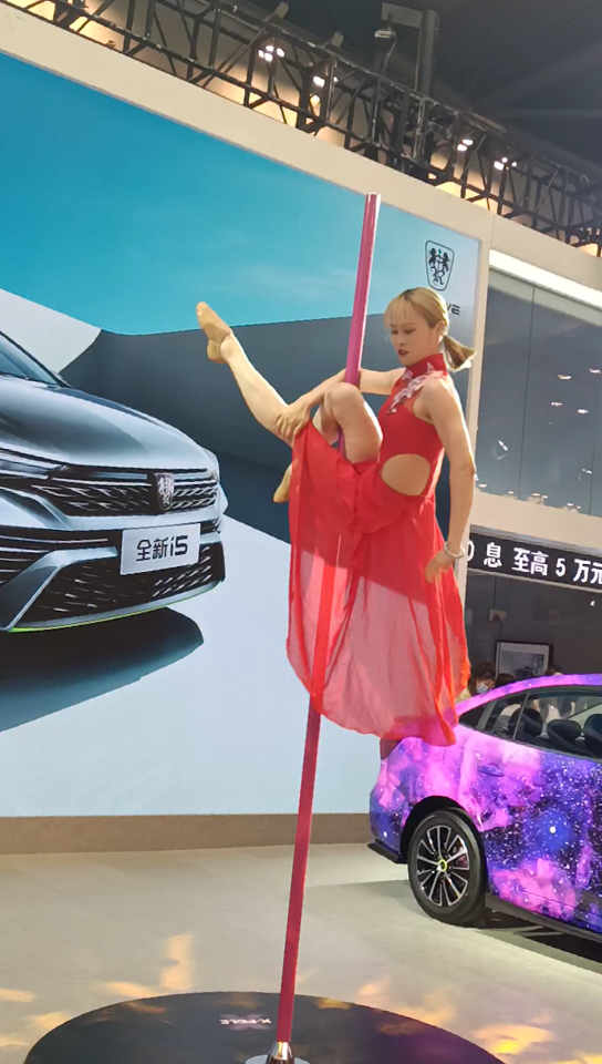 车展钢管舞,这舞蹈全身都是茧,很辛苦的舞蹈