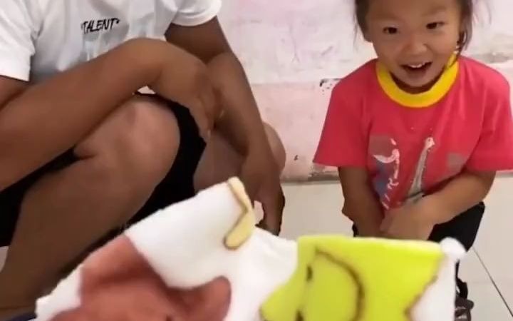 童年小趣事动画片:小宝贝和爸爸一起帮妈妈做家务