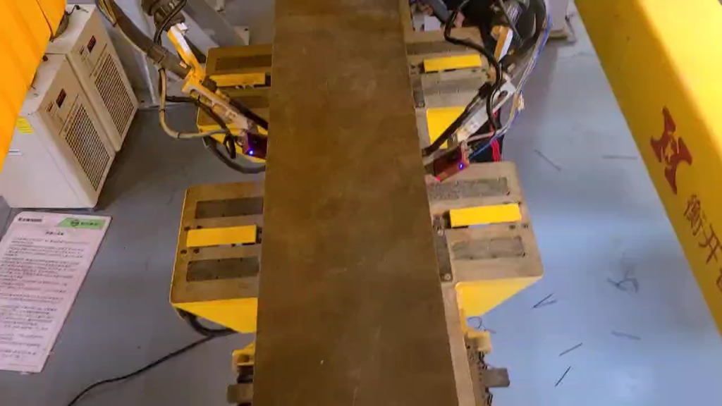 双机器人联动焊接 运用scoutvision激光焊接传感器进行引导 比传统的...