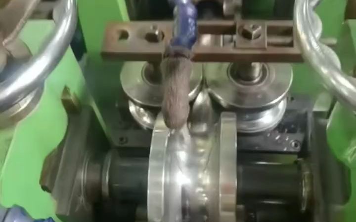 实拍不锈钢管生产