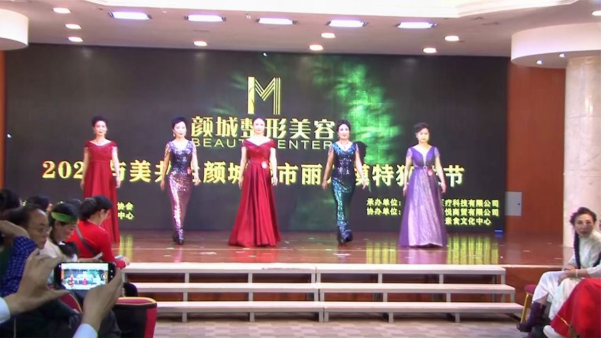 请欣赏模特表演晚礼秀.飞翔的中国人拍摄