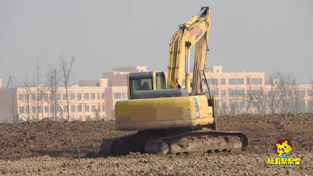 挖掘机工作表演视频挖土机.