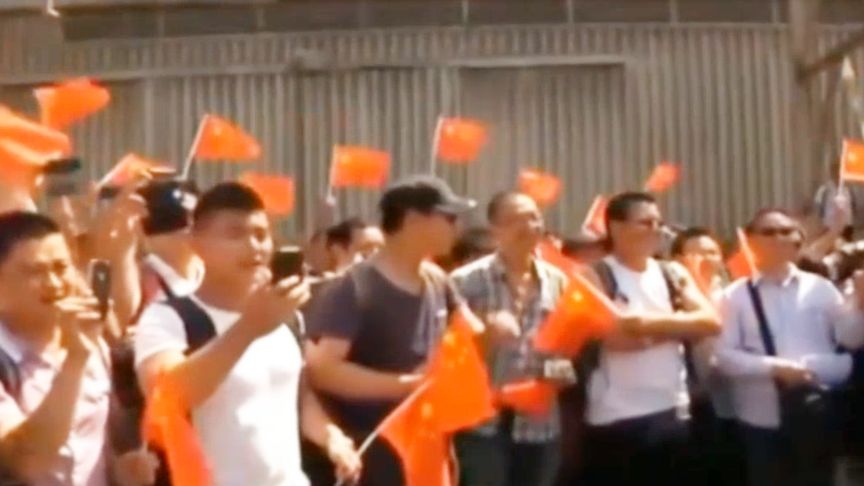 中国军舰撤侨不忘外国人,冒生命危险进行复杂安检,他们都感动了