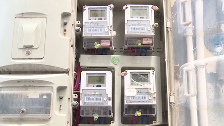 刑拘!瘾君子假扮电工私改电表 “帮”54户人家窃电40多万度