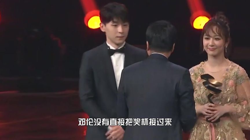 微博之夜杨紫邓伦再度同框,邓伦这手势暴露人品,很多人被圈粉了