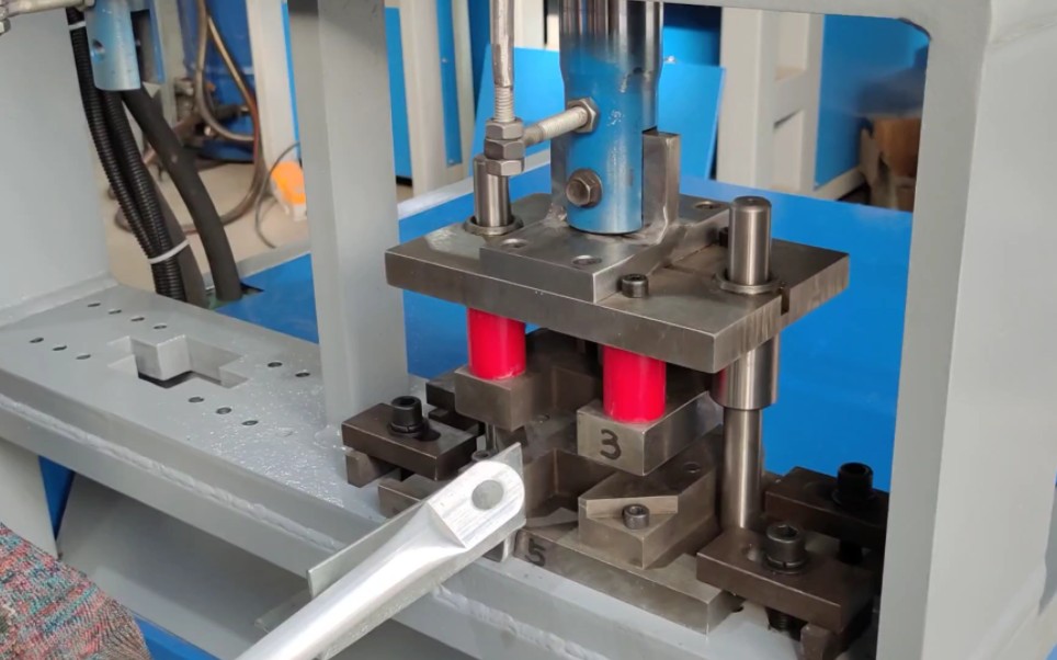 牛人自制的冲压模具 圆管压扁冲孔一步到位真得劲