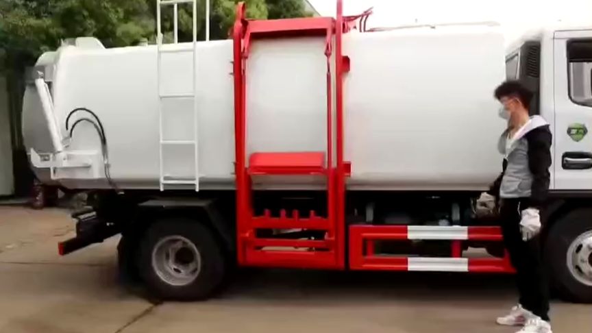 东风多利卡不超重蓝牌侧压自装卸式挂桶垃圾车