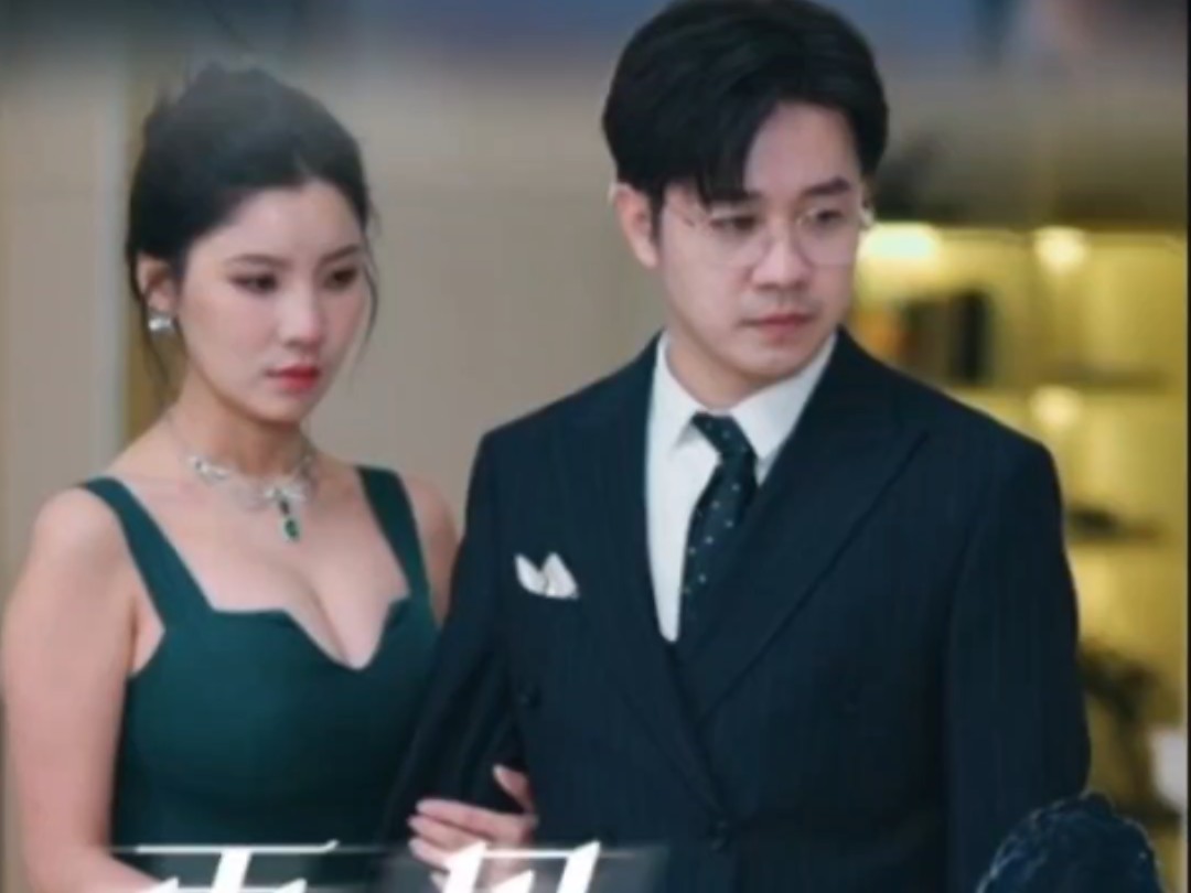 ...身份助力妻子柳如烟事业,却被她99次出轨,于是他转身开启复仇计划。