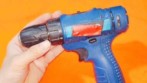 老电工太牛了,没电池照样转锂电钻!