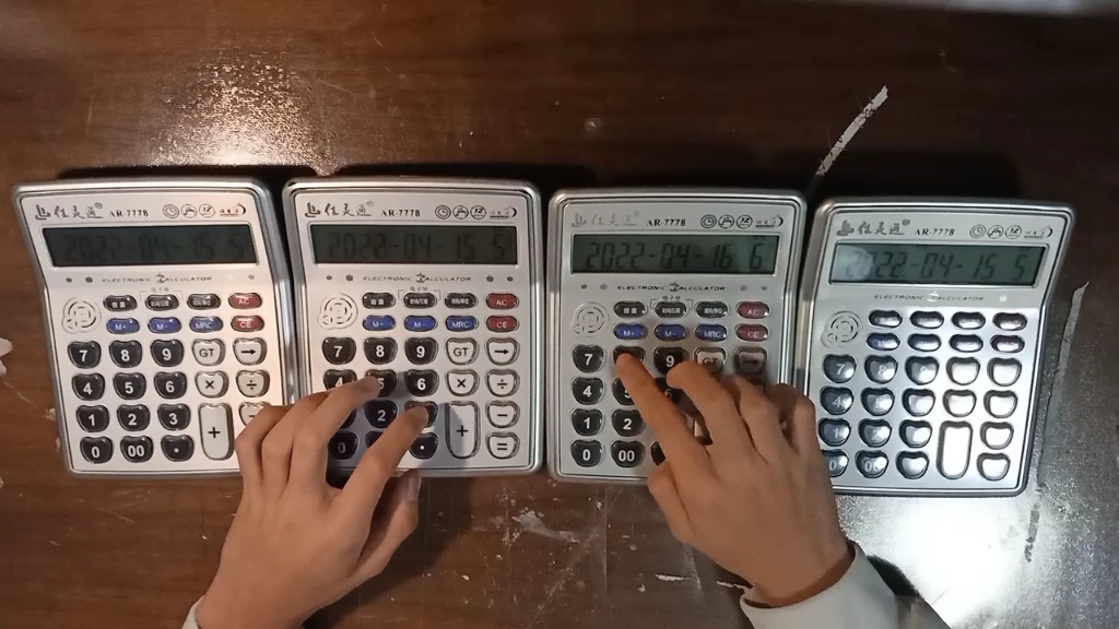 用四台计算器弹《起风了》